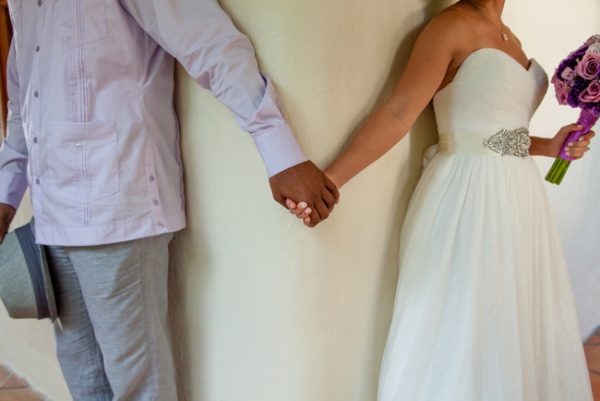 First Touch Wedding Photos That are a Great Alternative to First Look ...