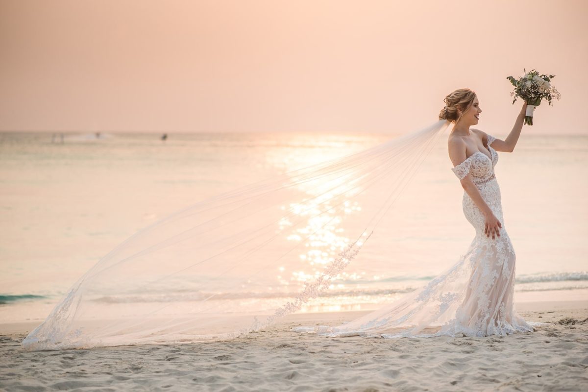A Gorgeous Sunset Beach Wedding in Roatan Bay Island - Destination ...